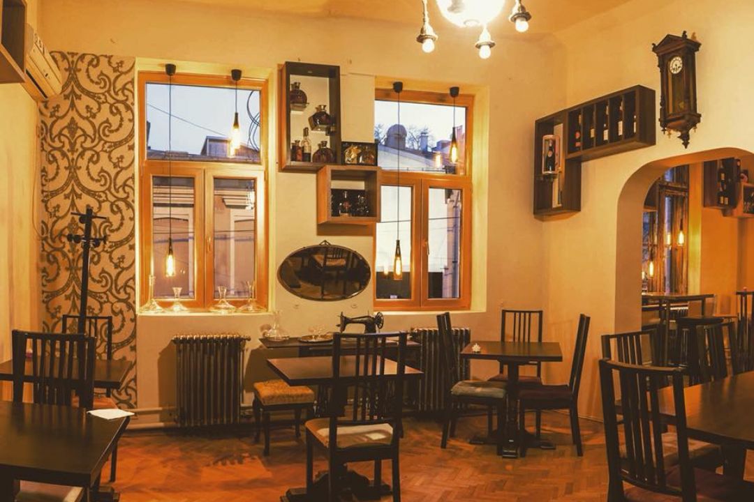 Ceramic Cafe, București - Rezervă o masă online - Cafenea din Piața Romană.