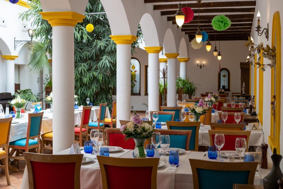Ceramic Cafe, București - Rezervă o masă online - Cafenea din Piața Romană.