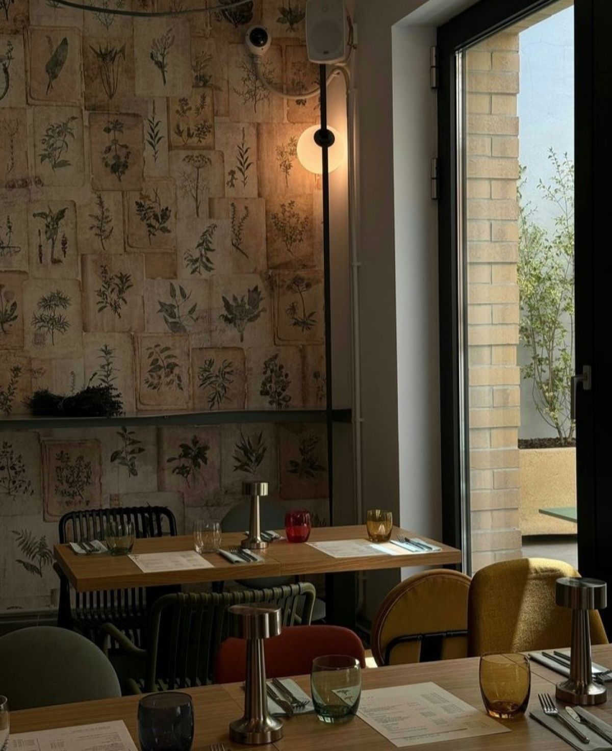 Ierbar, București - Rezervă o masă online - Restaurant din Universitate.